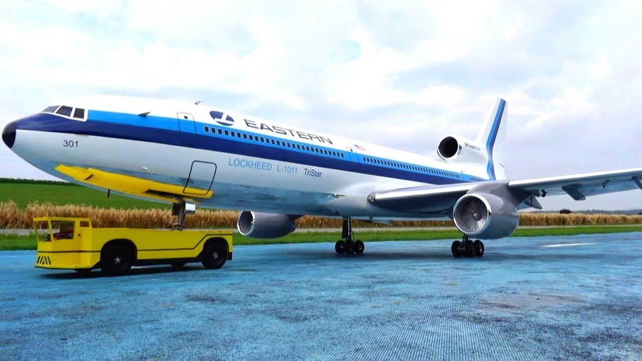 GIGANTIC RC TRISTAR L-1011 LOCKHEED STATIC DISPLAY WITH PUSHBACK - YouTube