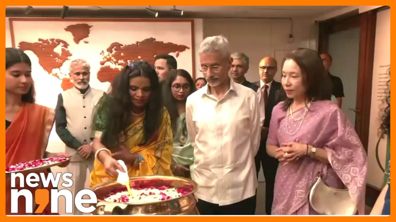 EAM S Jaishankar Along with Kyoko Jaishankar Visit Exhibition in Delhi ...