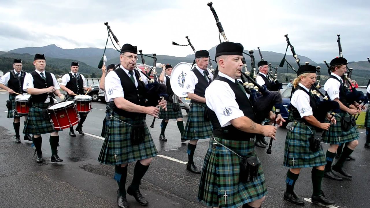 The Scottish pipe band play at Isle of Arran - HD - YouTube