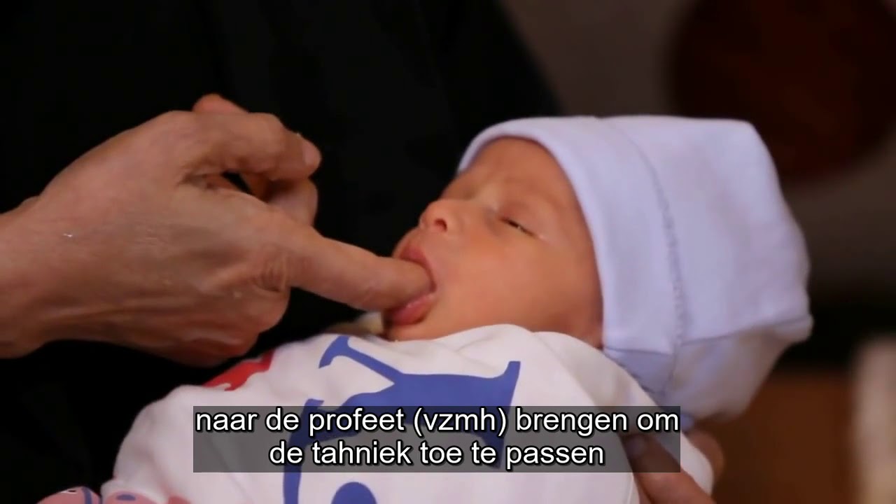 Soenna bij de pasgeborene in islam met NL ondertiteling - YouTube