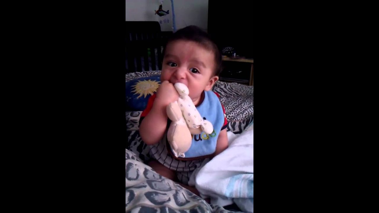 Baby Elian likes Gangnam Style - YouTube