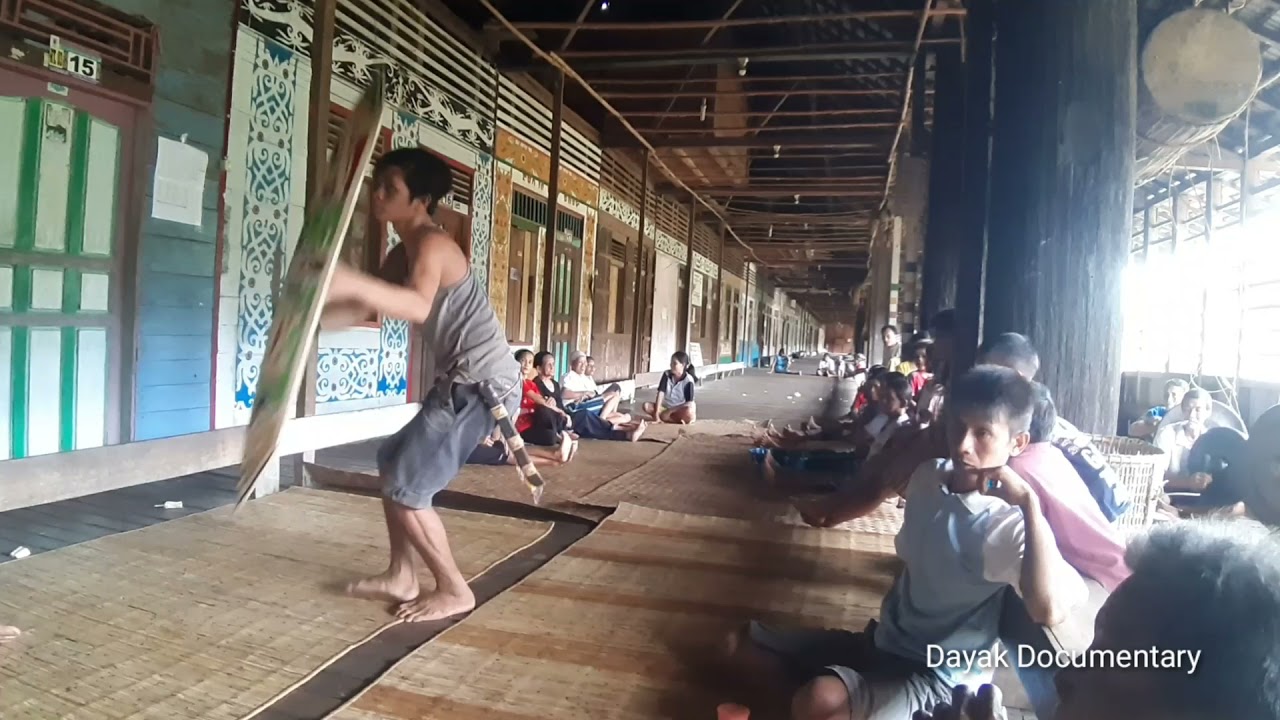 TARI MANDAU - TARI TUNGGAL DAYAK DIBAWAKAN GURU TARI TRADISIONAL DAYAK ...