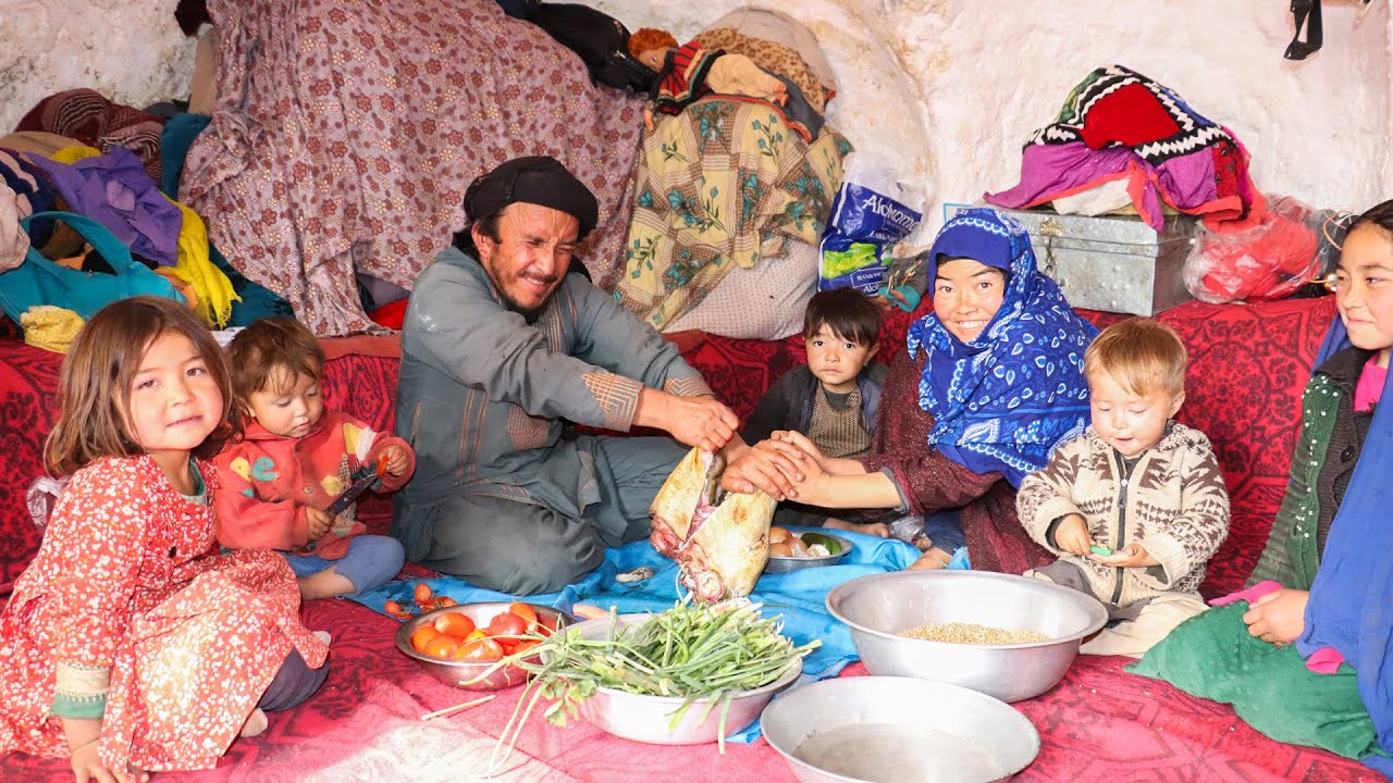 Cave dwellers Cook Cow Head in Bamyan’s Caves: A Unique Afghan Family ...