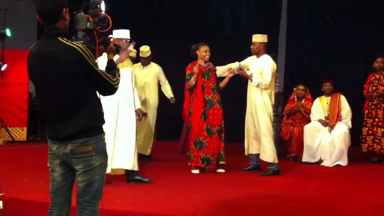 Danse traditionnelle comorienne - YouTube