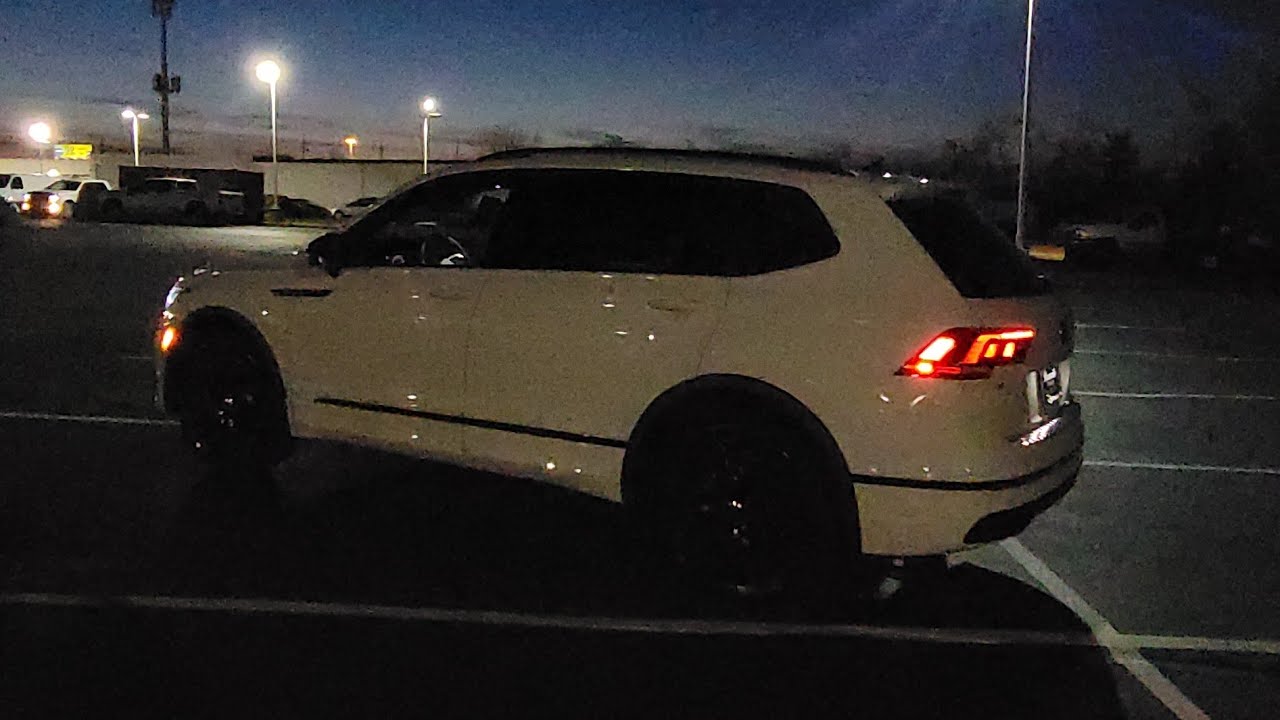 2022 VW Tiguan 2.0T SE R-Line at night - YouTube