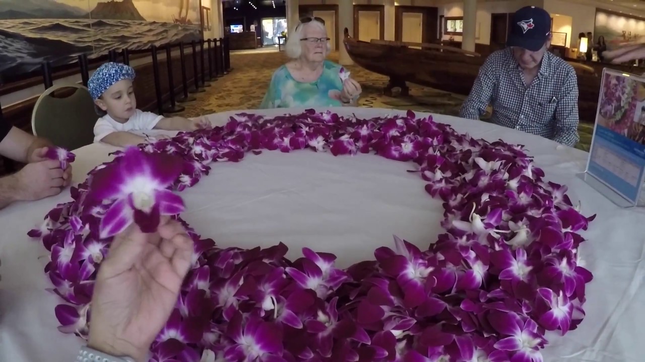 How to make a Lei (Hawaiian flower garland) - YouTube