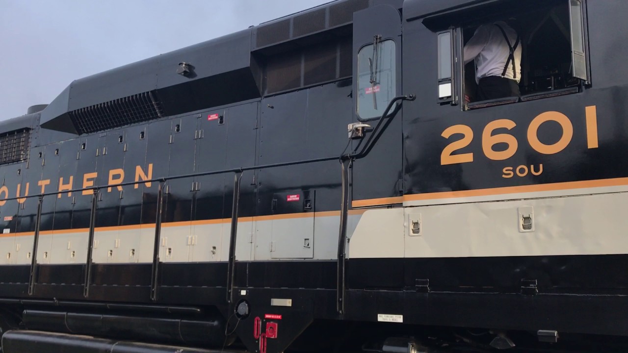 SOU 2601 GP30 startup - YouTube