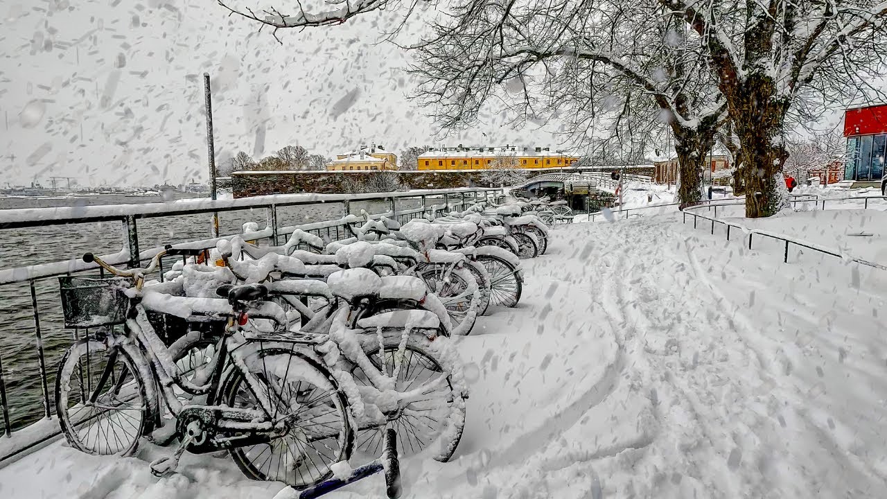 Heavy Snowfall and Blizzard in Helsinki Finland - YouTube