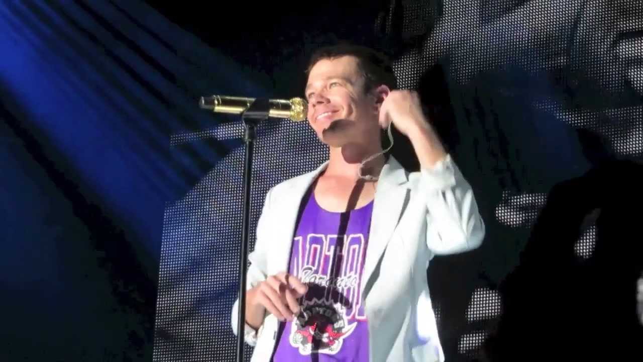 carry on - fun. (live in vancouver, august 31st '13) - YouTube
