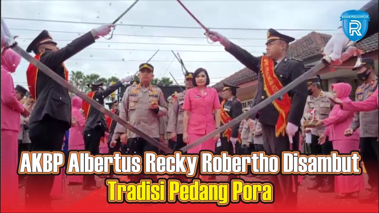 AKBP Albertus Recky Robertho Disambut Tradisi Pedang Pora - YouTube