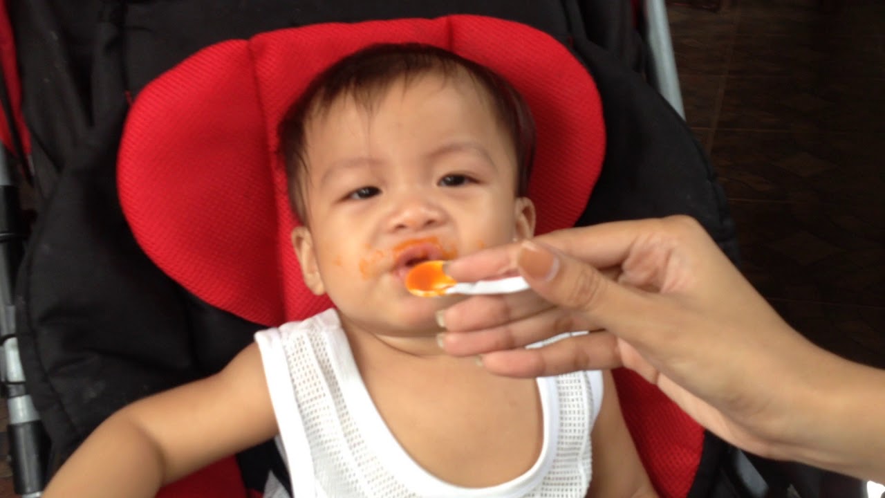 Baby first time eating Gerber - YouTube