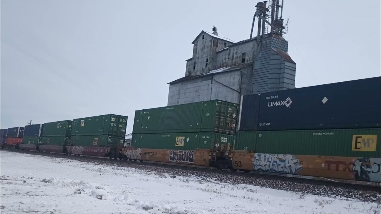 Great Train Rivalry Meetup UP 9055 Meets BNSF 3731 - YouTube