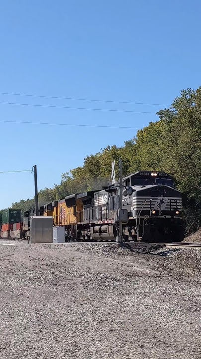 Friendly Crew on NS 28C at Faulkner Wye. #norfolksouthern #train #railroad - YouTube