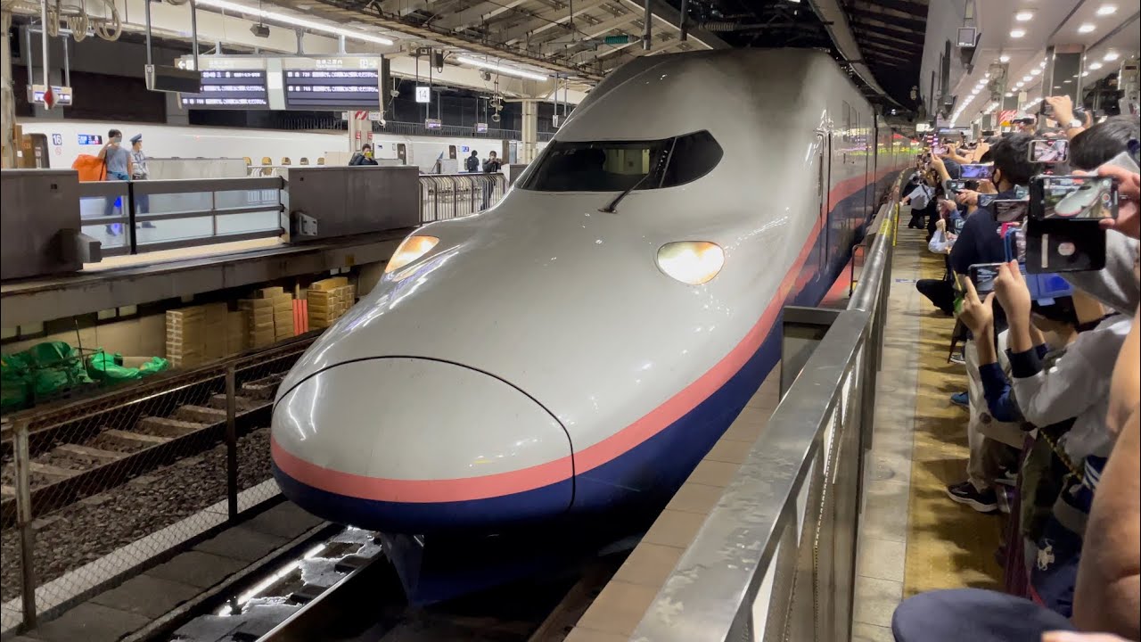 【E4系Max16両 定期運用ラストラン】国内唯一最後の2階建て新幹線のJR東日本E4系新幹線P12＋P17編成が回送電車として東京駅を発車するシーン（2021.10.1）この状態の定員数は ...