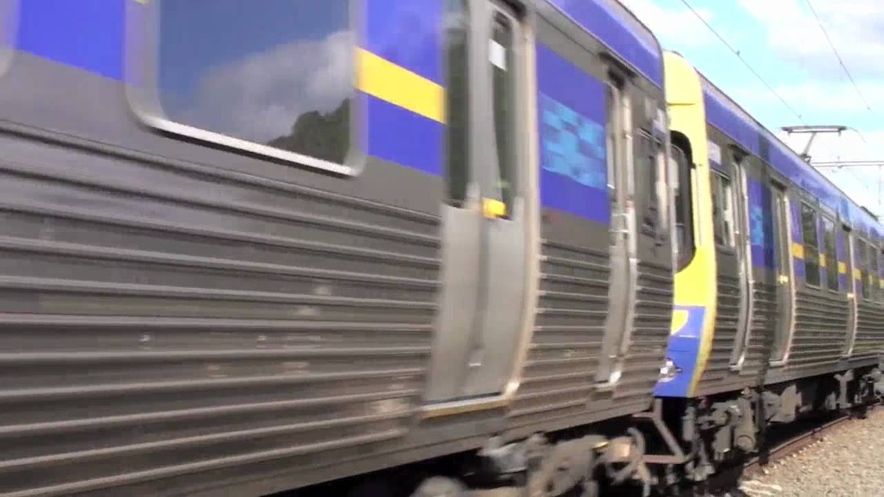 Moonee Ponds Comeng Train Level Crossing Melbourne Metro Rail - YouTube