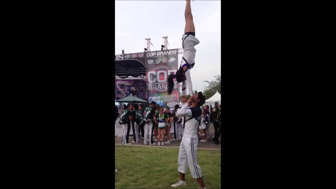 Parado de manos Goku Cheer - YouTube