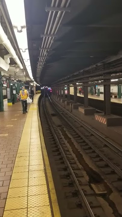 Inwood 207th Street bound R46 A Express train having a mechanical problem - YouTube