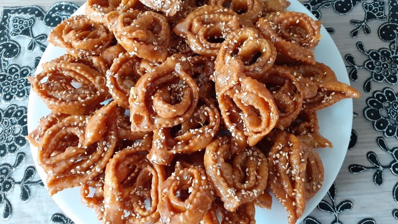 La chebakia (Griwch); le célèbre gâteau marocain au miel! - YouTube