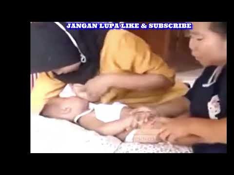 mama muda menyusui bayi dengan santai ala ibu muda cantik