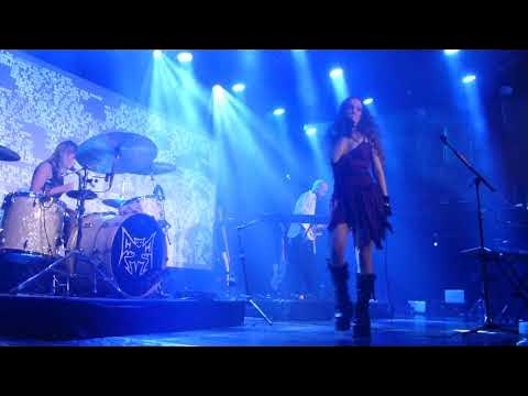 Holly Humberstone - Into Your Room | Live Melkweg Amsterdam 2023 - YouTube
