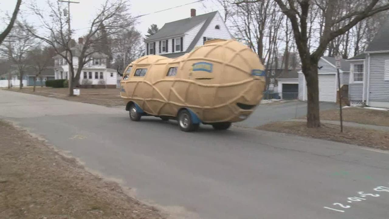 The Planter's "Nutmobile" delivers meals on wheels - YouTube