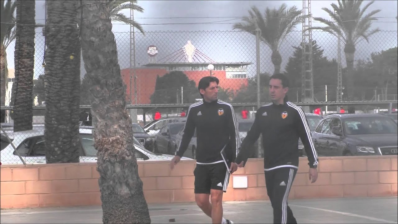 Gary Neville con Angulo en su primer día de trabajo en Paterna - YouTube