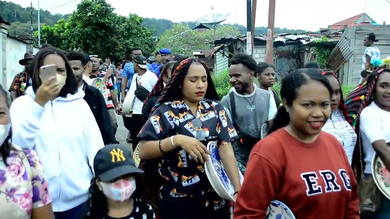 Peminangan Adat Suku Kurima Waropen kepada Suku Biak Numfor - YouTube