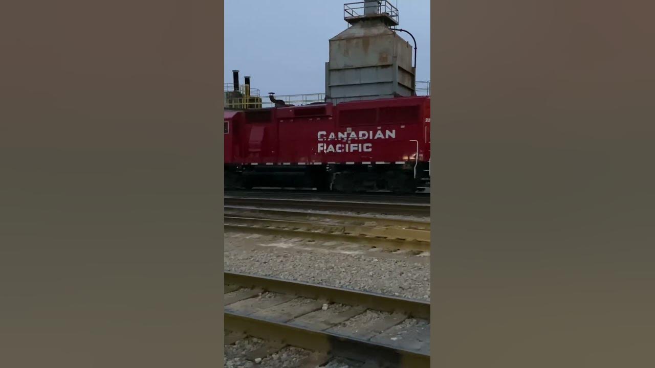 CP 2312 leads a intermodal at Mannheim - YouTube