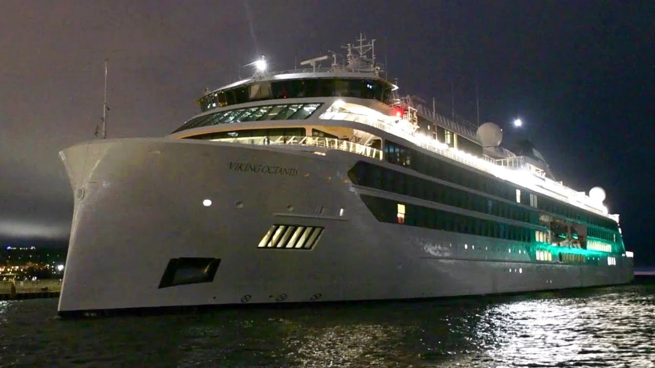 Viking Octantis - First Dark Arrival in Duluth - YouTube
