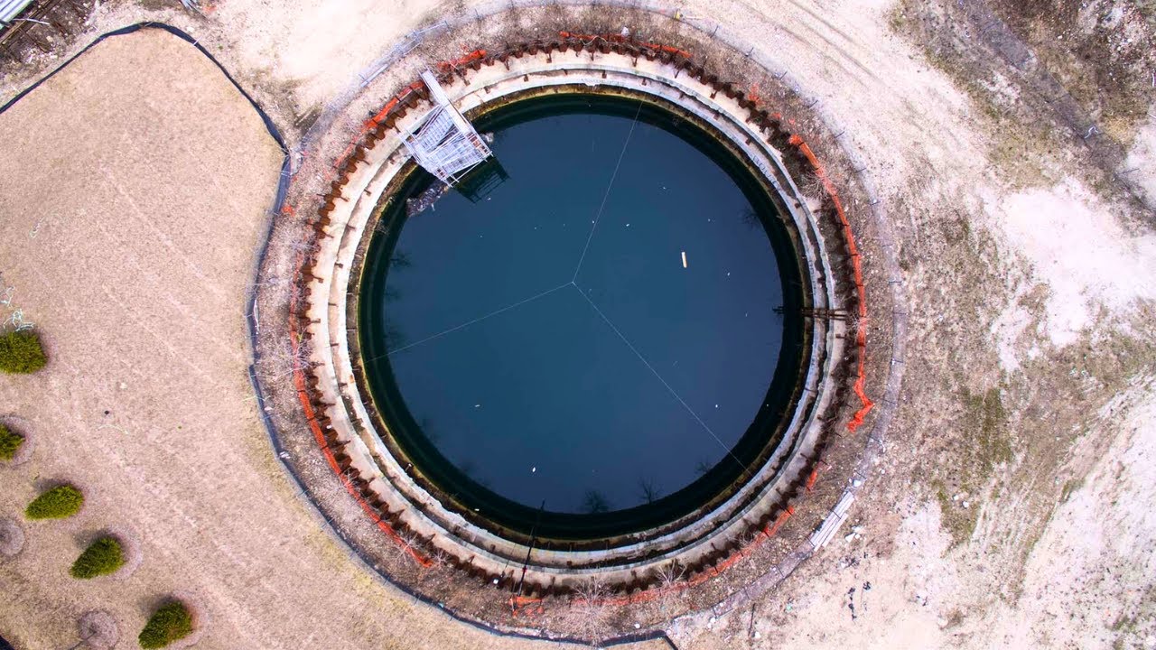 Inside the Skyscraper Being Built Inside a 23-Meter-Deep Hole - YouTube