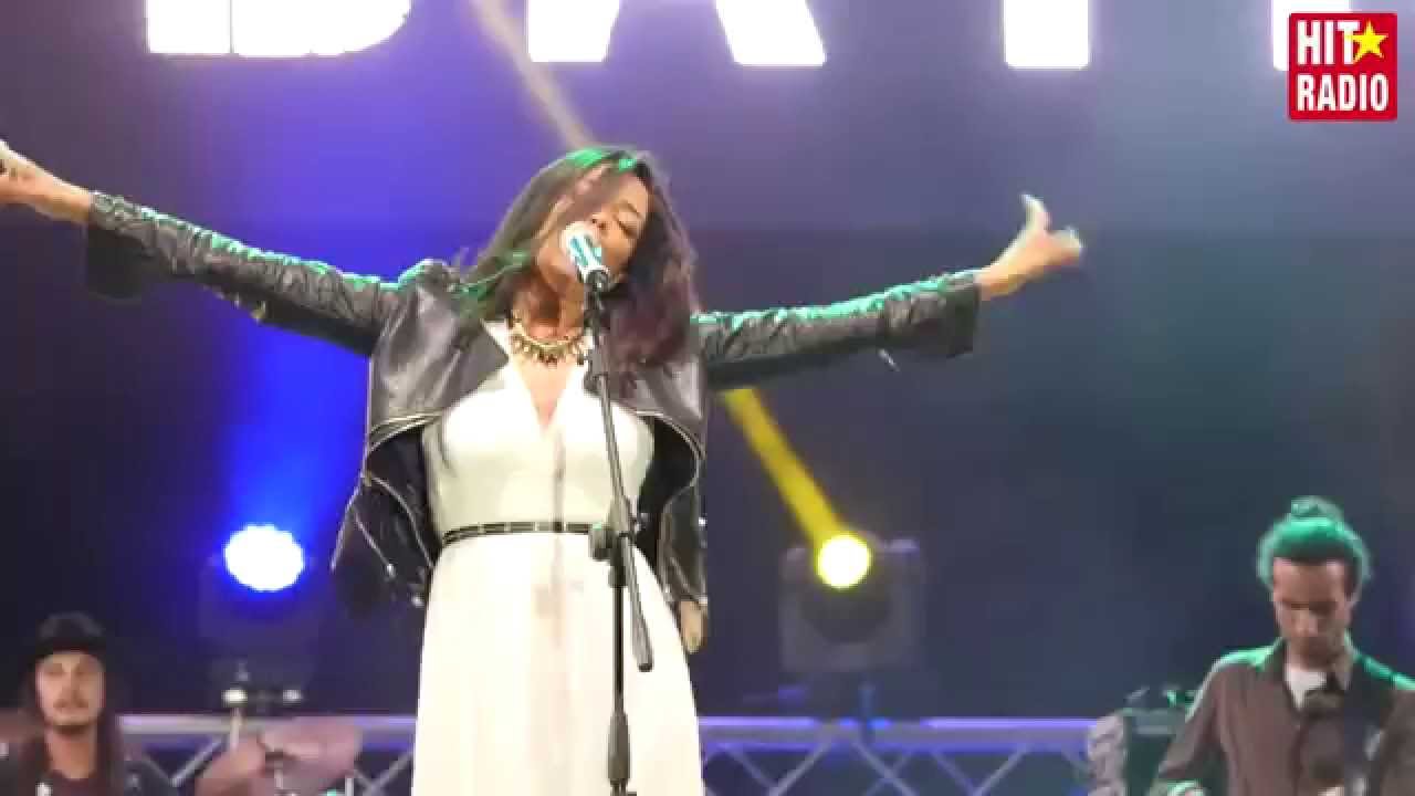 Extrait concert Khansa Batma à Mawazine 2015 avec HIT RADIO - YouTube