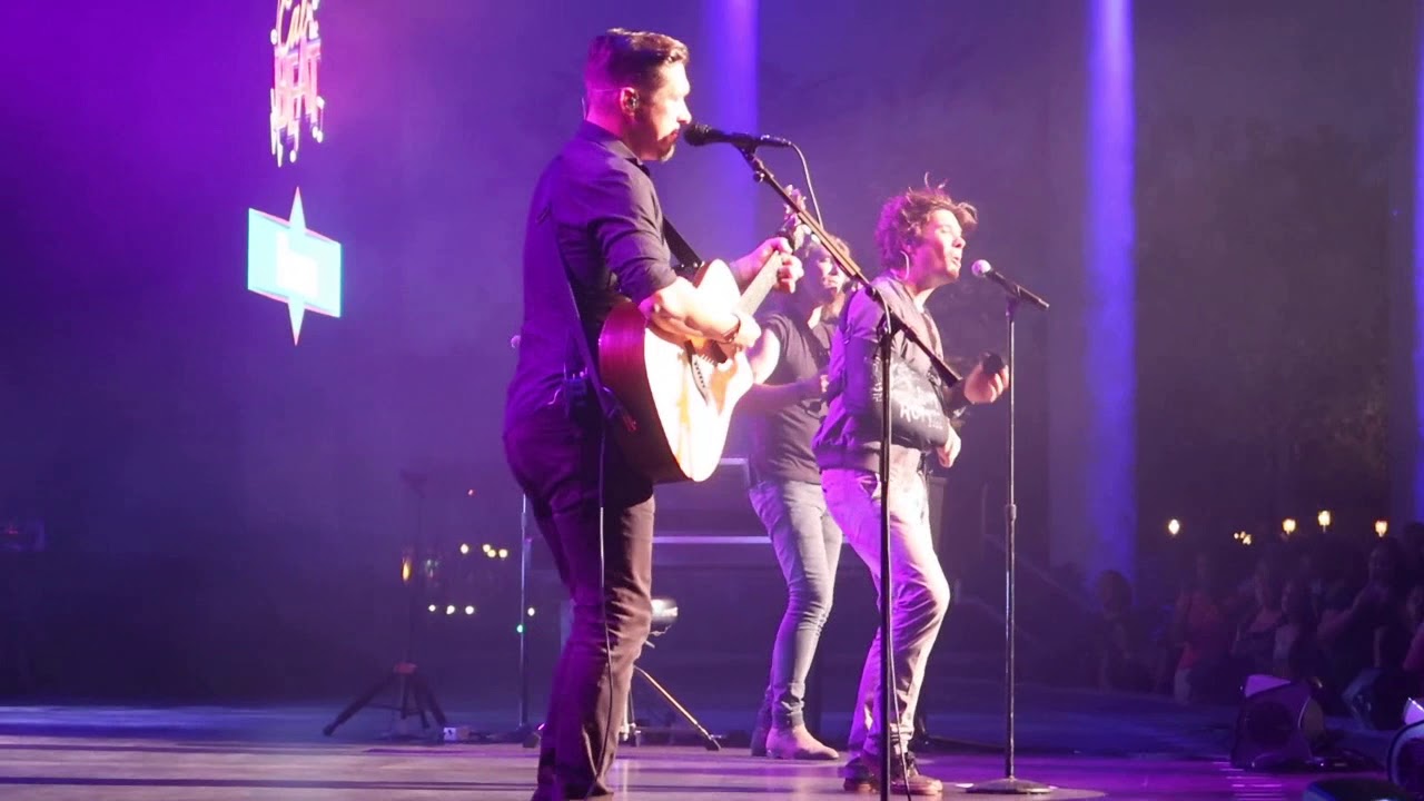 Hanson EPCOT Eat to the beat Oct 2019 MMMBOP - YouTube