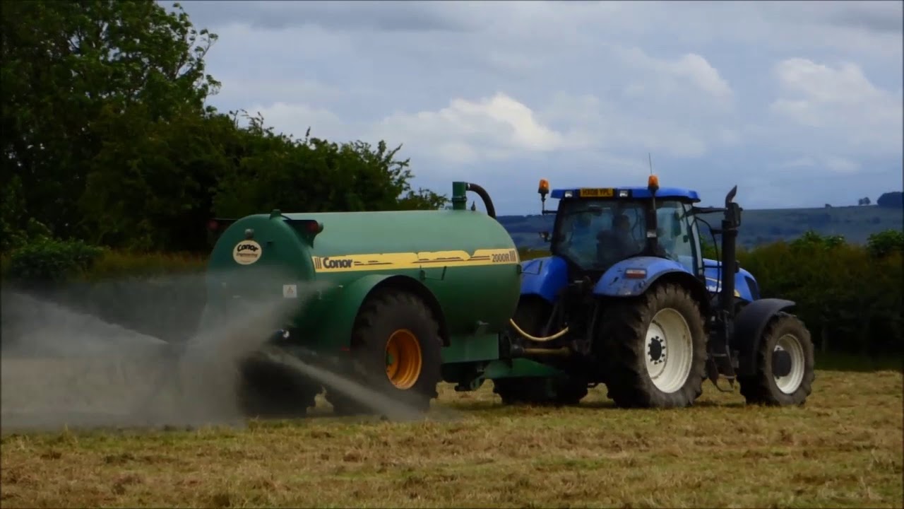 New Holland T7040 Tractor Muck Spreading With Conor - YouTube