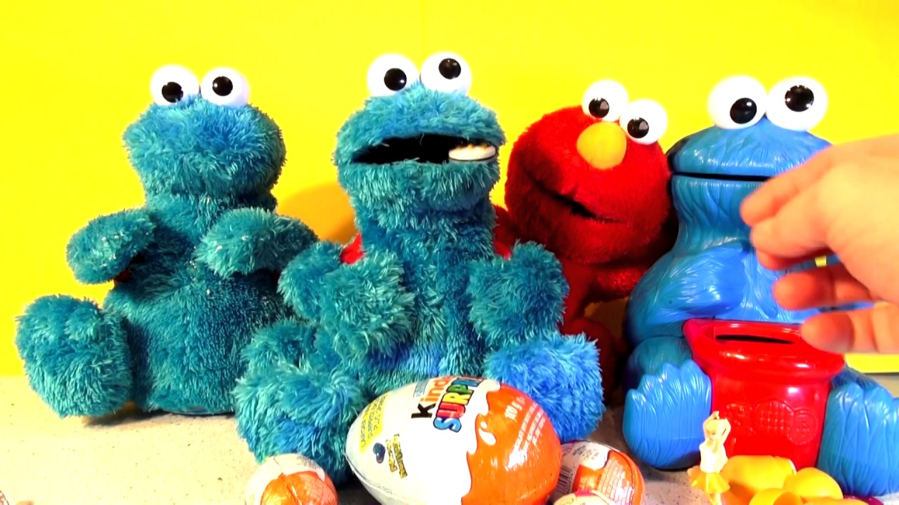 Cookie Monster Count n' Crunch opens Kinder Eggs and a Giant Surprise ...