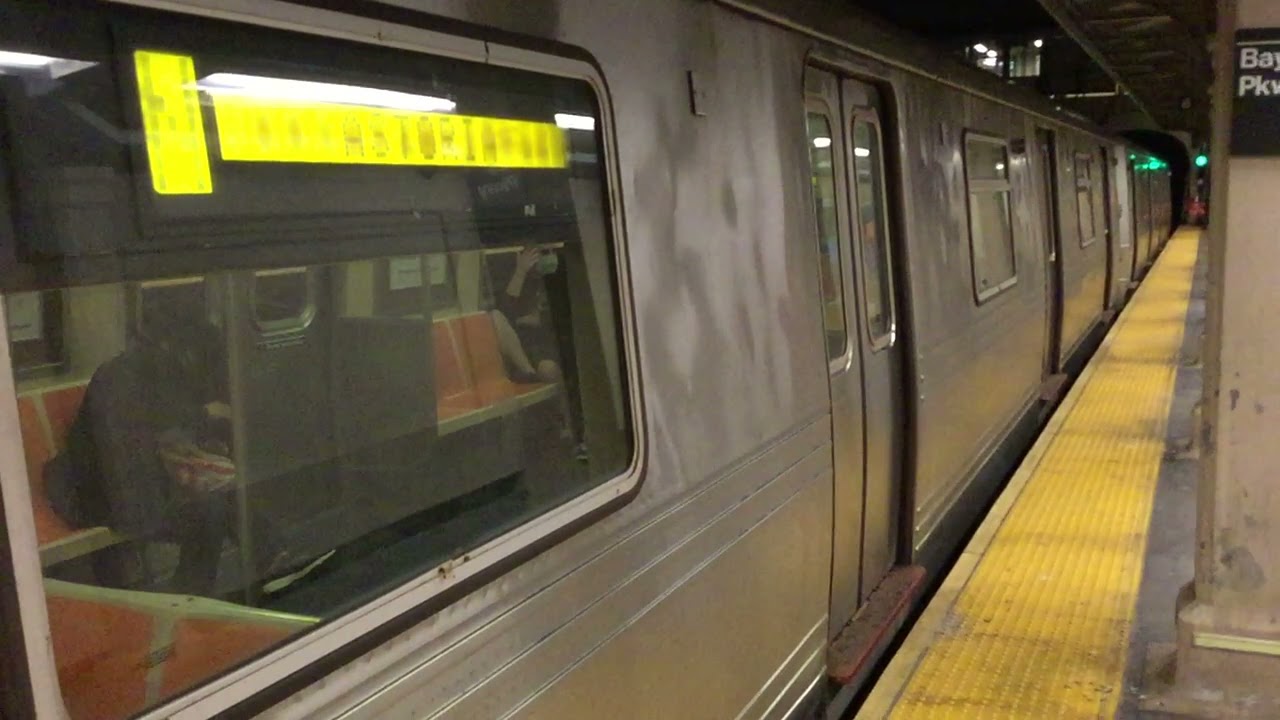 R46 N Local Train @ Bay Parkway - YouTube