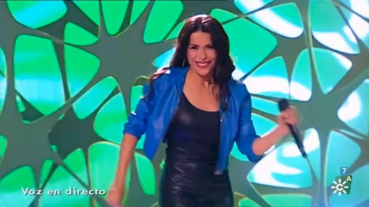 Selena Leo canta LOCA en "La tarde, aquí y ahora" - YouTube