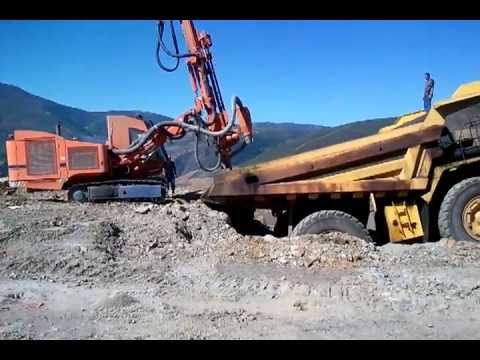 Cargando pantera 1100 en dumper en Tomarleo - YouTube