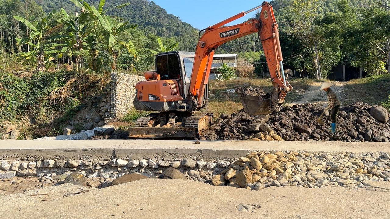 After the flood season, the ground needs to be leveled to prepare for ...