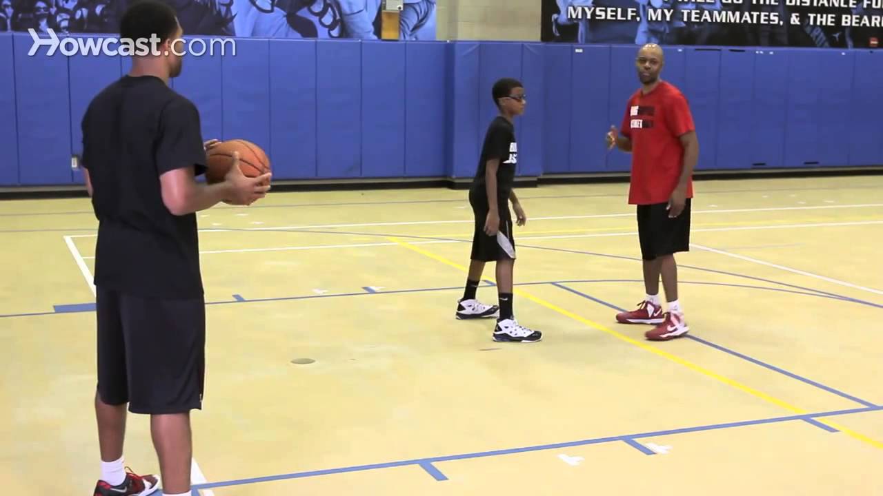 How to Throw a Behind the Back Pass Basketball Moves - YouTube