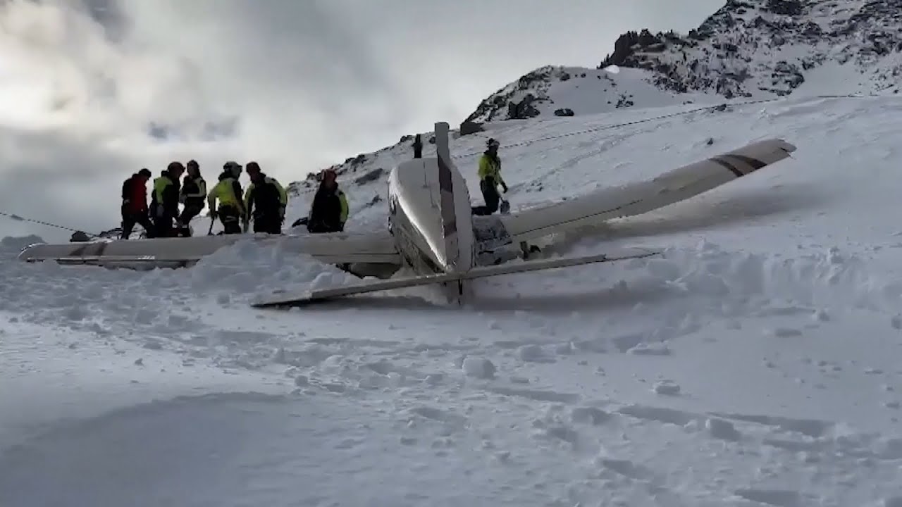 22-Year-Old Pilot Lands Plane in Italy After Engine Fails - YouTube