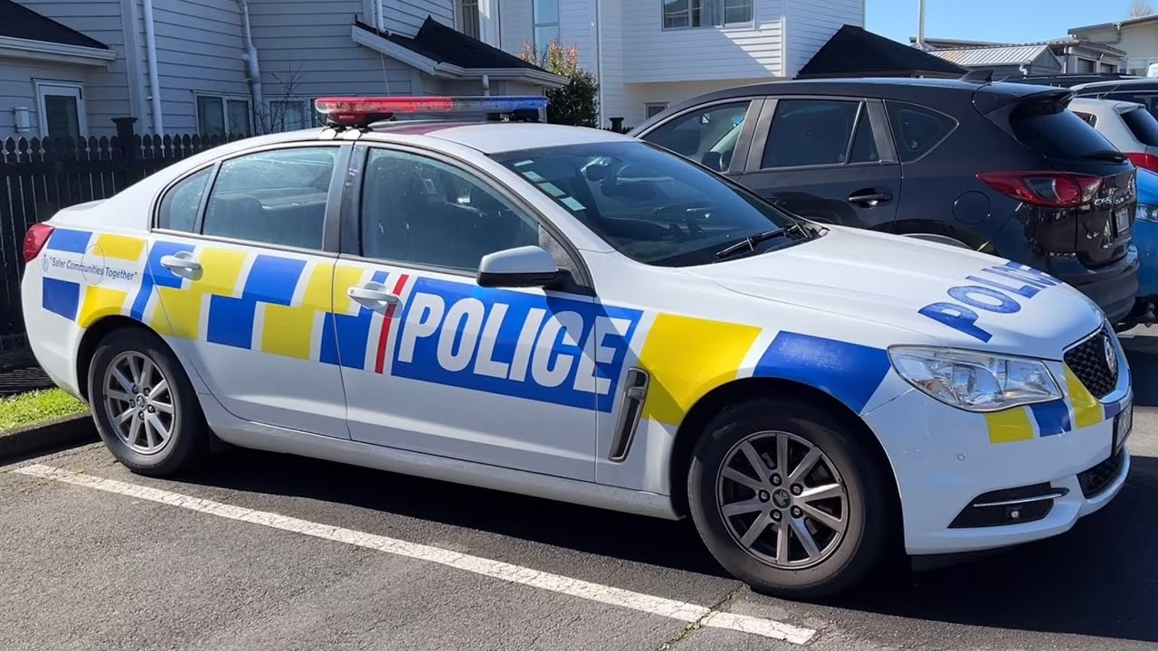 New Zealand Police Car Holden Commodore - YouTube