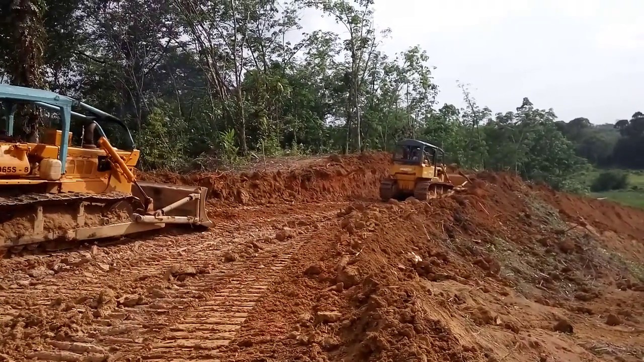 Timbunan Tanah di Lahan Rawa - Double Bulldozer Komatsu D70 + Double ...