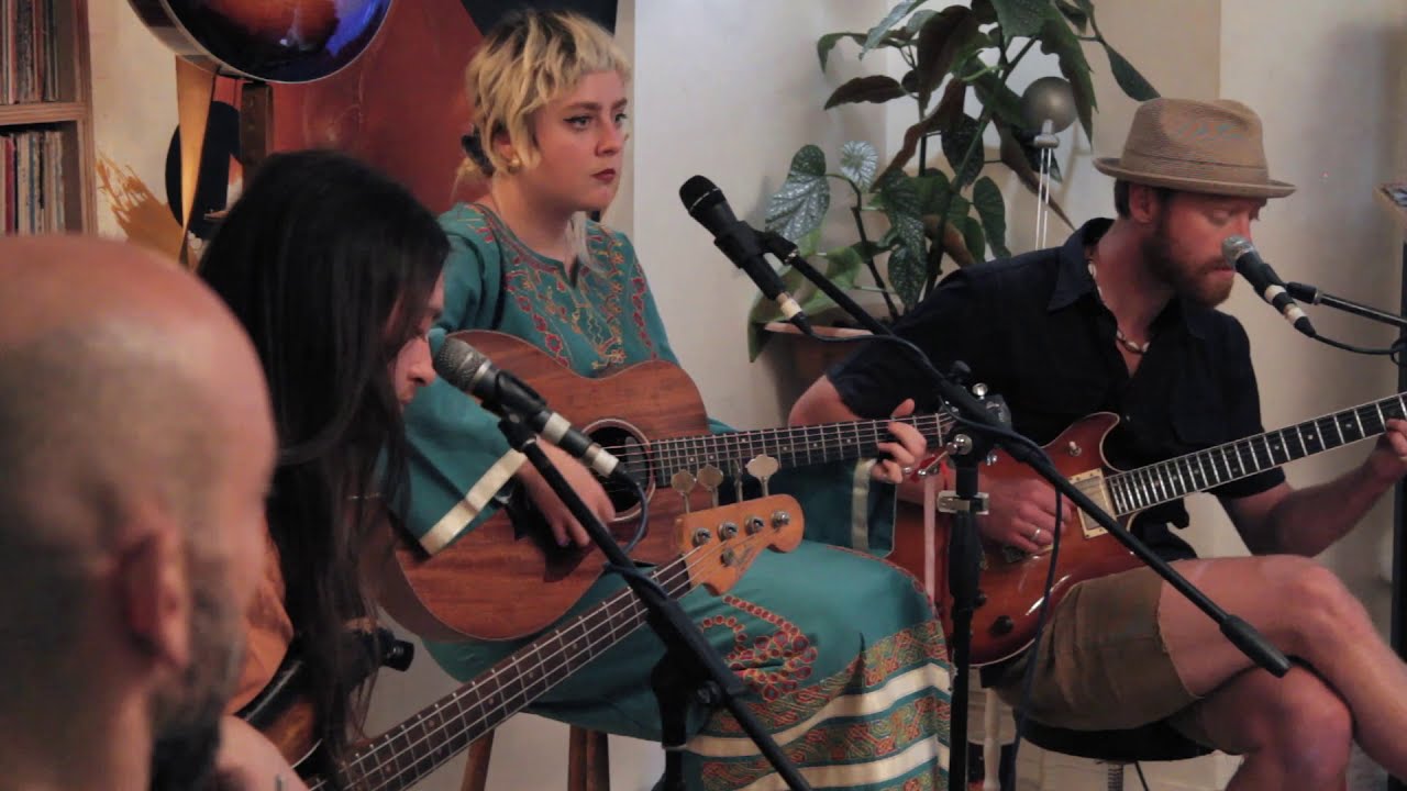 Ny Oh - Big and Yellow (Live) - YouTube