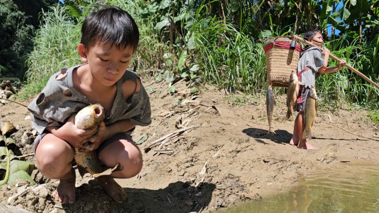 Unique fish catching technique of Central Highlands boy _ phuc_orphan ...