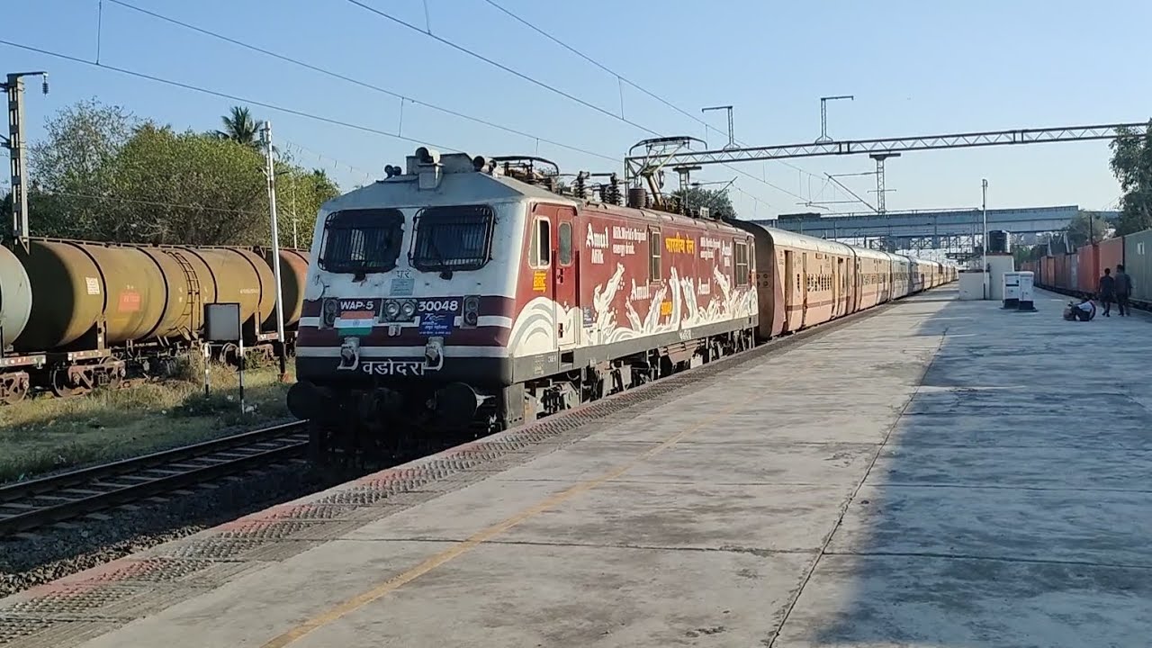 5 in 1 Back to Back LHB and ICF Trains Passing Through Sayan At MPS ...