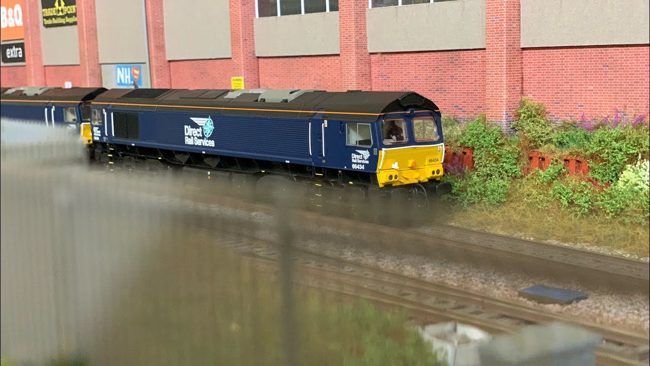 Bachmann 32-972 DRS Class 66 fitted with a South West Digital sound decoder & double iPhone ...