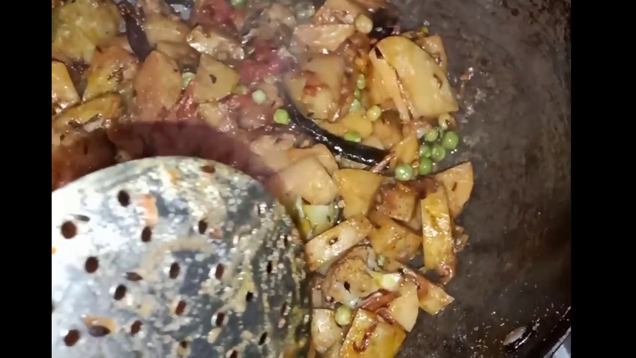 Kam see Kam masala me Aloo govi aur matar ka sabji banye in Desi style ...