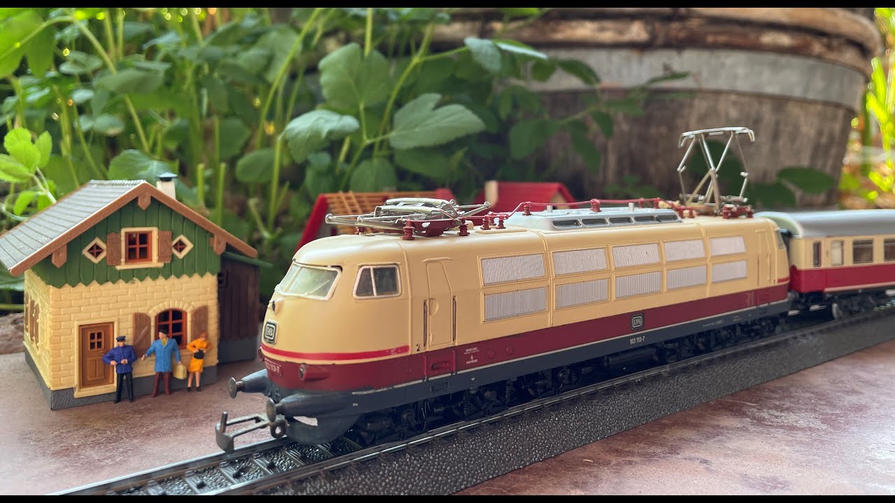 Marklin TEE Train Set 2852 featuring the 3054 BR 103 locomotive. - YouTube