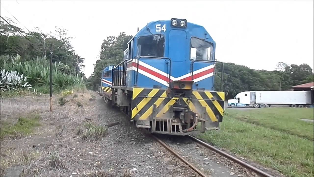 Locomotora 55 del Incofer con la locomotora 54 hacia el patio de ...