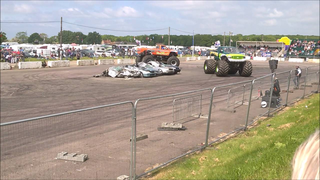 Santa Pod - The Main Event - PODZILLA Breaks Wheel + SWAMP THING ...